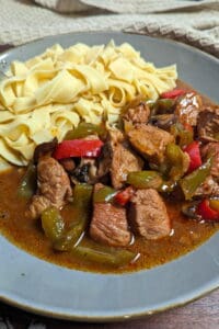 Zartes Putengulasch mit Paprika - Einfaches Low-Carb Rezept - Instakoch.de